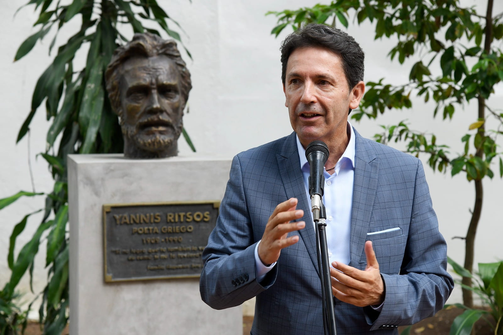 Develado busto del poeta griego Yannis Ritsos en la Casa de la poesía ...