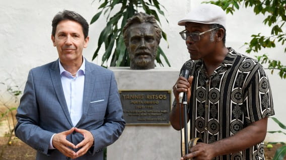 Develado busto del poeta griego Yannis Ritsos en la Casa de la poesía ...
