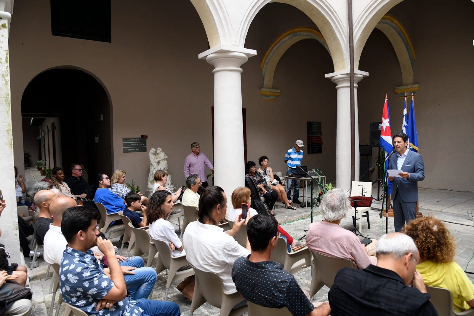 Develado busto del poeta griego Yannis Ritsos en la Casa de la poesía ...