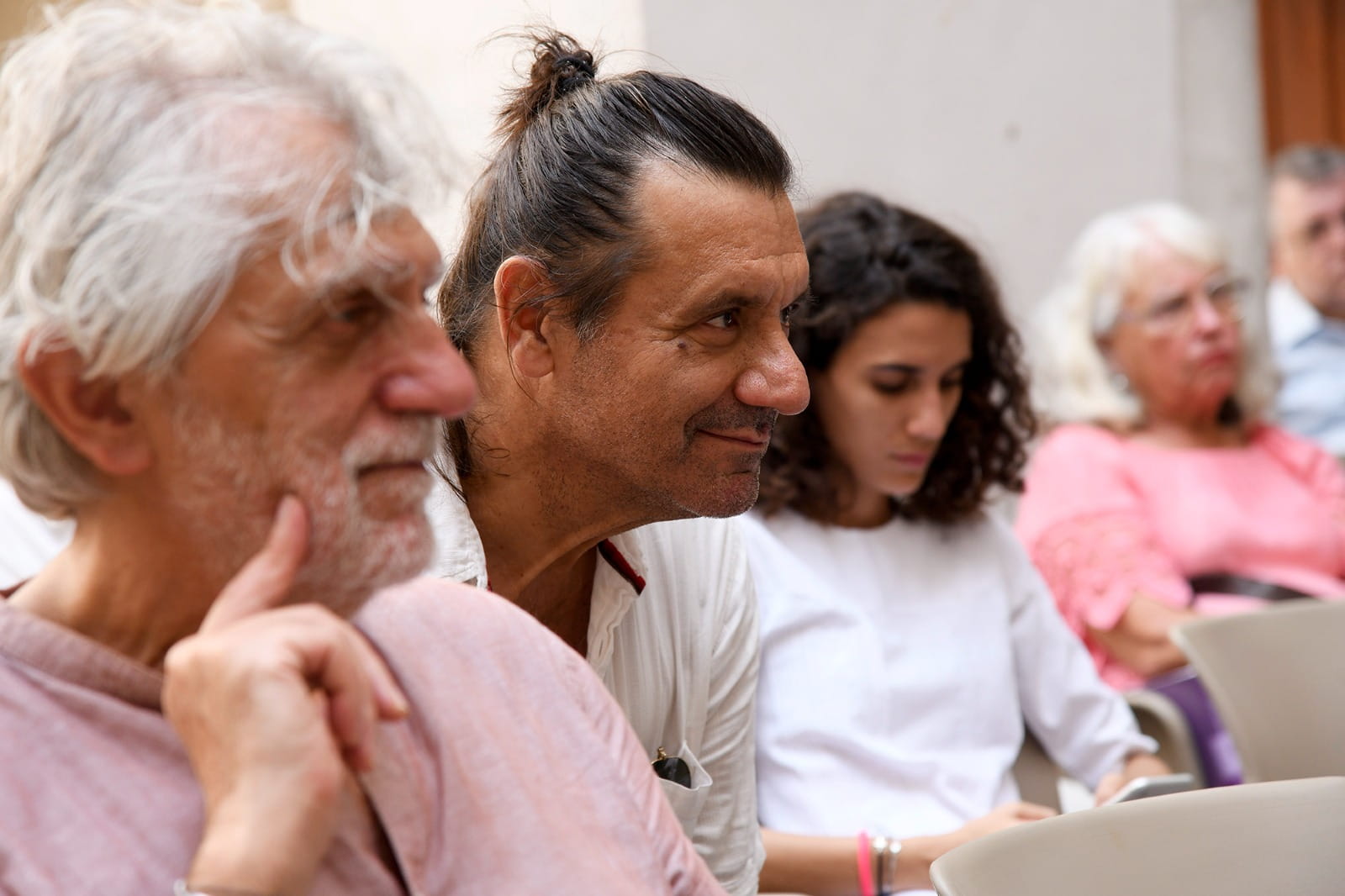 Develado busto del poeta griego Yannis Ritsos en la Casa de la poesía ...